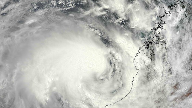 'Lucky' Australians dodge cyclone's worst